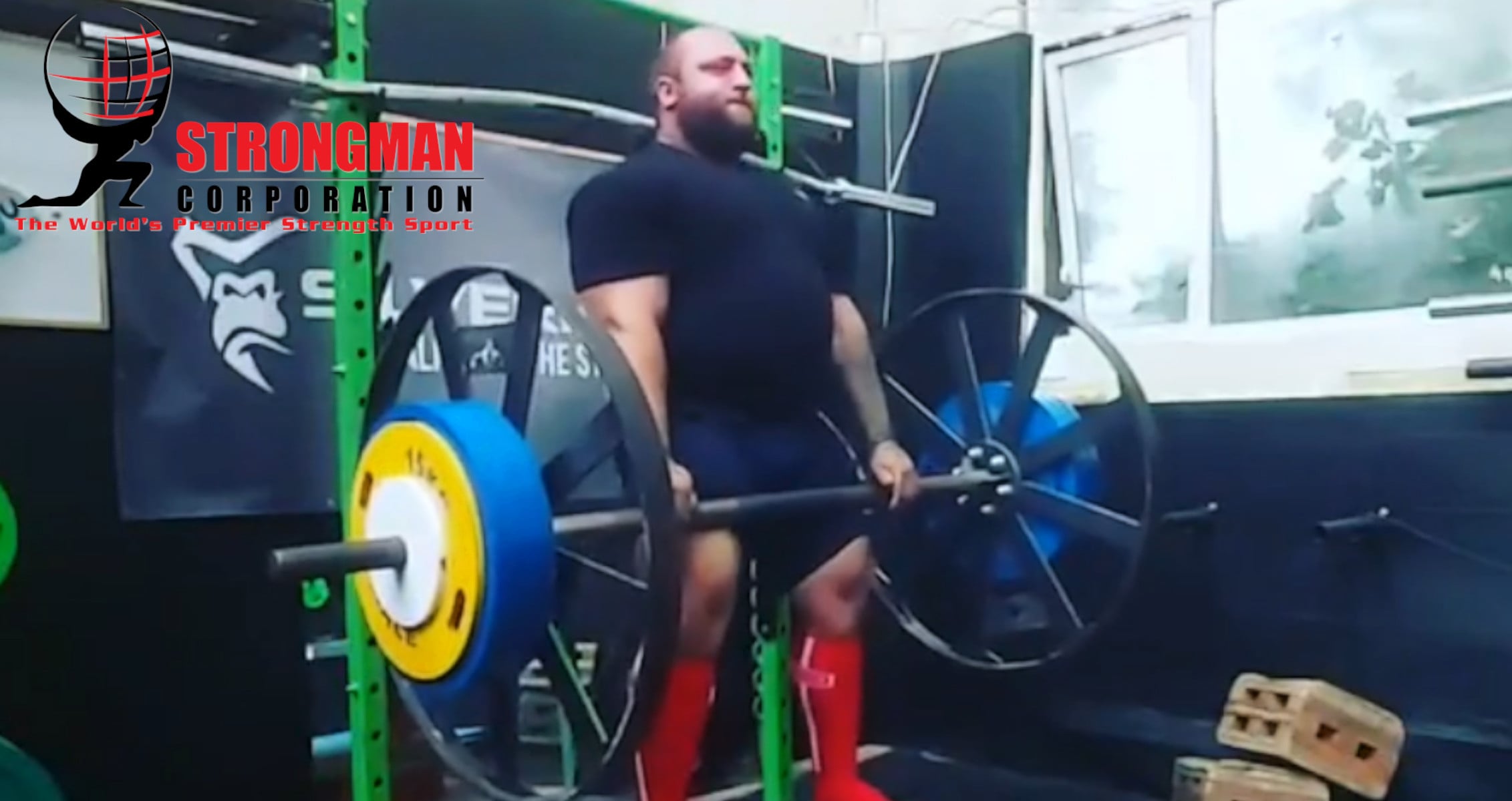 Strongman Graham Hicks Deadlifts an Astounding 947 Lbs!