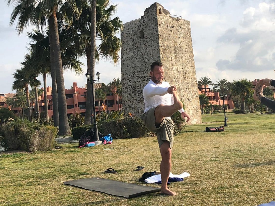 6x Mr. Olympia Dorian Yates Performs Kettlebell Rotational Swings for ...